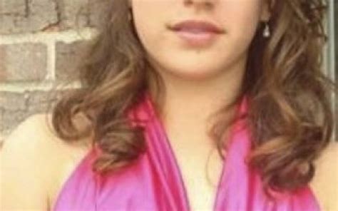 De Aceasta Fata Rade Acum Tot Internetul Ce Nu A Vazut In Poza Pe Care