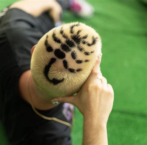 Pin By Kálmán Borisz On Gyorsmentések Shaved Hair Designs Dyed Hair