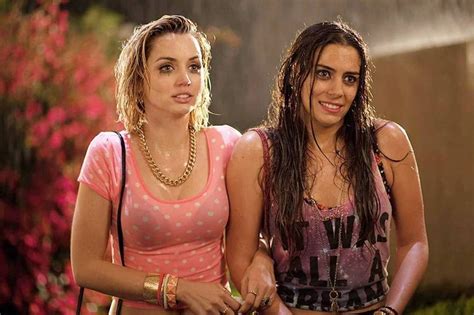 6 Aksi Keanu Reeves Lorenza Izzo And Ana De Armas Di Knock Knock Foto 1