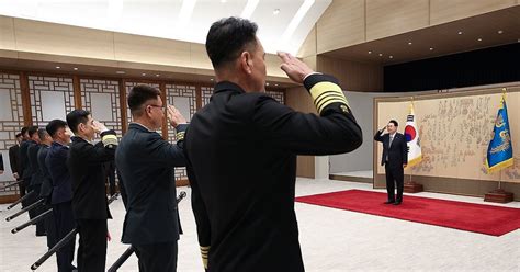 신임 군 수뇌부로부터 거수경례받는 윤석열 대통령