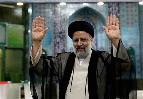 واکنش تامل برانگیز شهید رئیسی به تابلو نقاشی خودش فیلم