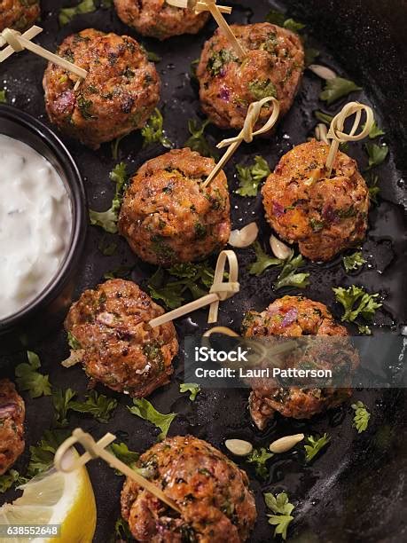 100 Domba Piring Bakso Yunani Foto Stok Unduh Gambar Sekarang Bola Daging Hidangan Daging