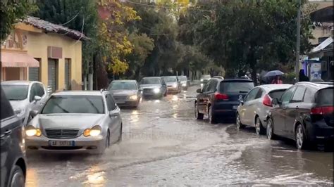 Vetëm 2 Minuta Shi Përmbytin Një Zonë Në Elbasan Lagja Gurabardh Nën