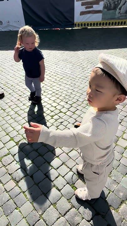 외국인 친구와 인사나눠요 18개월 22일 Youtube