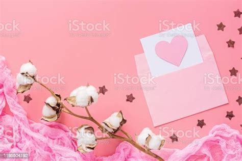 발렌타인 데이 배경입니다 봉투에 분홍색 난로인사 카드 플랫 레이 상단 보기 모형 템플릿 복사 공간 2월 14일 축하를 위한 최소한의 추상구성 개념에 대한 스톡 사진 및 기타