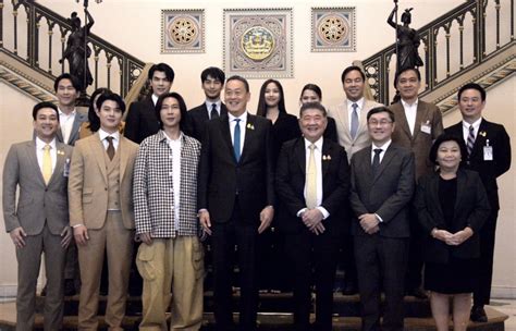 “ภูมิธรรม” นำกระทรวงพาณิชย์ จับมือ “ทีมซอฟต์พาวเวอร์” เข้าพบ “นายกฯ”