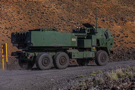 第5营一个连的m142 Himars在夏威夷波哈库洛亚训练场进行训练