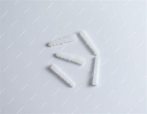 격리 된 흰색 배경에 흰색 플라스틱 못 프리미엄 사진