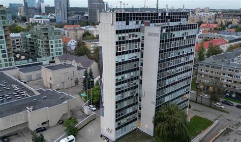 Estų Robotas Albertas Vėl Ore Vilniuje Tęsiami Neofreskos Ukrainai Piešimo Darbai Delfi Kultūra