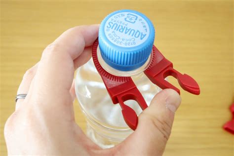 100均ペットボトルホルダーを使い比べてみると… 明らかな優劣があった Sirabee