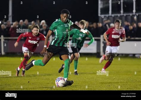 Kyrell Lisbie Von Cray Valley Paper Mills Erzielte Das Erste Tor Des Spiels Während Der Ersten