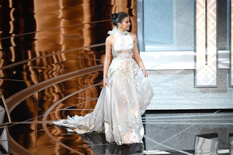 Hailee Steinfelds Oscars Look Had A Major Wardrobe Malfunction You