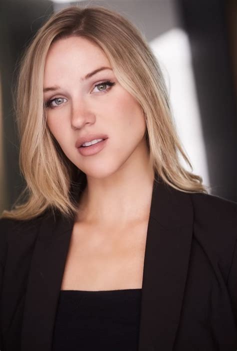 Elizabeth Poseys Instagram Twitter And Facebook On Idcrawl