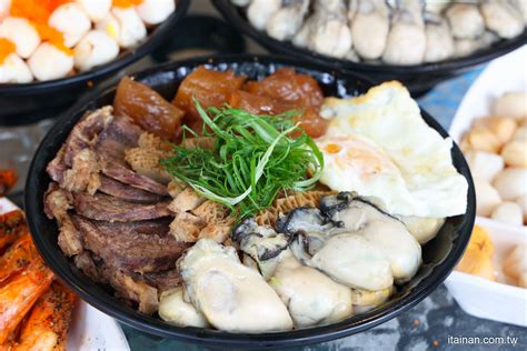 這碗肉燥飯不一樣超大顆韓國生蠔、秘製滷香牛三寶鋪上去滿到看不到飯台南浮誇海鮮意麵達人「金三益健康茶飲」居然也有浮誇肉燥飯、海陸雙拼戰斧豬尬