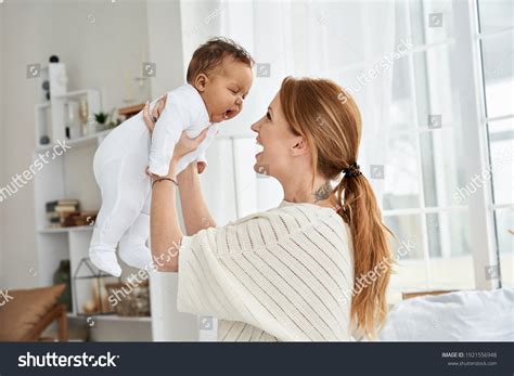 White Mother With Biracial Daughter 317 Images Photos Et Images