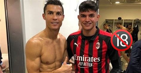 Chiellini Nudo Sullo Sfondo Della Foto Con Ronaldo Radio Deejay