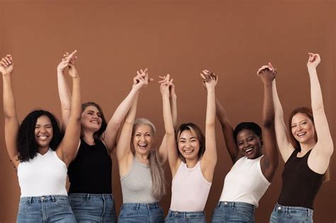 Six Happy Women Raised Their Hands Mujeres Felices Fotografia Amigas