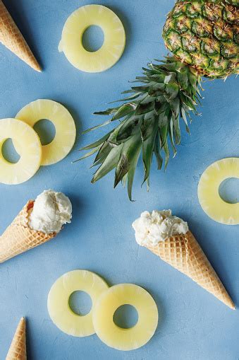 Es Krim Nanas Di Tanduk Terletak Di Cincin Nanas Dalam Bingkai Ada Tiga Tanduk Nanas Tidak