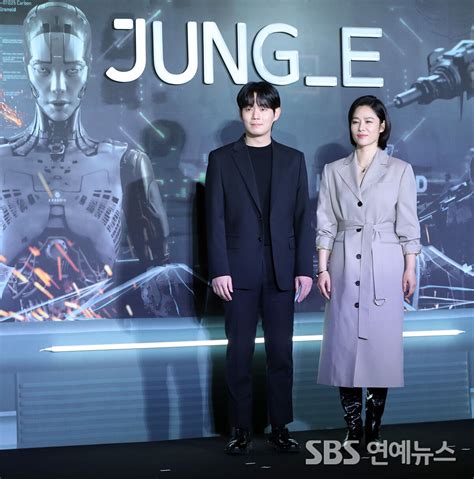 E포토 류경수 김현주 Sf영화 정이의 두 주인공