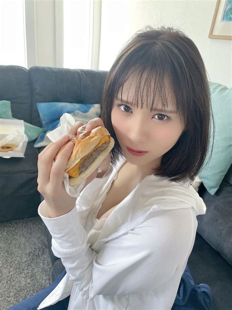 쌩얼 공개한 신인 야동배우가 최근 병림픽 벌였었는데 치지직 에펨코리아