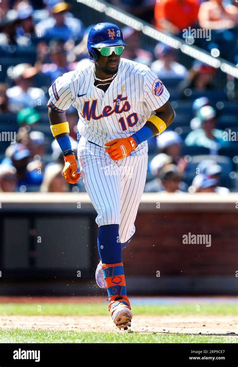 New York Mets Ronny Mauricio 10 Runs To First Base After Hitting A Single Against The Seattle