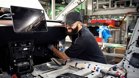 테슬라 사람 다 자르고 로봇으로 전환하겠다” 대규모 구조조정