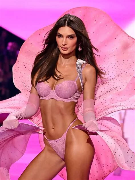 Emily Ratajkowski Debut Sebagai Angel Di Victorias Secret Fashion Show