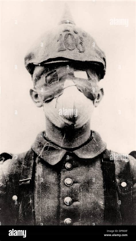 A German Soldier With An Improvised Gas Mask In 1915 Fotoarchiv Für