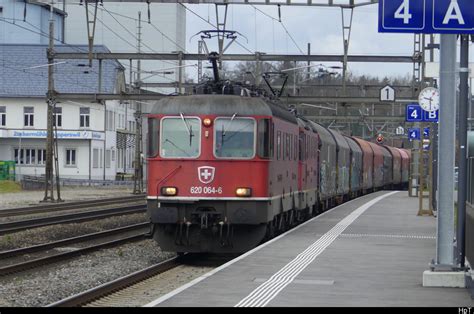 Sbb Loks 620 064 Und 420 Mit Güterwagen Bei Der Durchfahrt Im