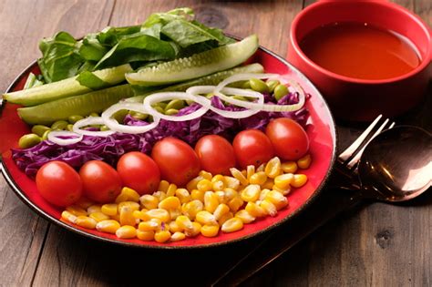 Salad Sayuran Segar Edamame Jagung Manis Tomat Ceri Selada Romaine Irisan Mentimun Irisan Bawang