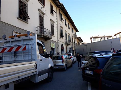 Antella Maxi Camion Si Incastra In Piazza Peruzzi Traffico Nel Caos E Danni Alla