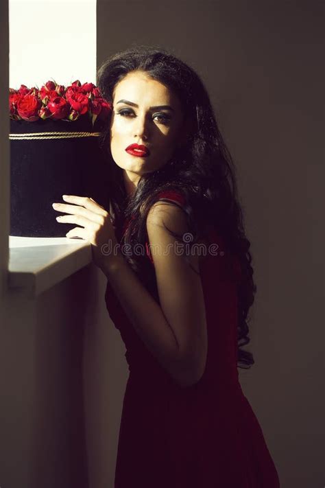 Sexy M?dchen Mit Roten Rosen Stockfoto - Bild von mädchen, mode: 148457902