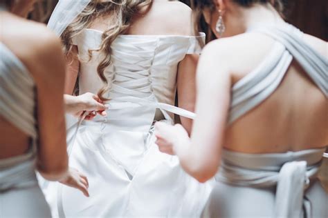 Premium Photo Bridesmaids Dressing Bride In The Morning In Hotel Room
