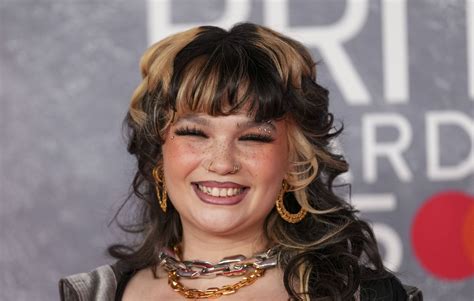 Lola Young Annule Ses Projets à Venir Après Sêtre Effondrée Sur Scène