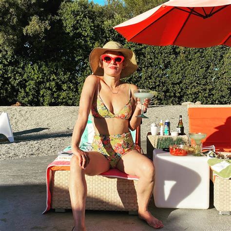 Martha Plimpton En Bikini Surface Tanıtım