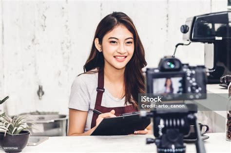 여자 바리 스타 블로거 카페에서 카운터 바 뒤에 자신을 기록 하는 카메라 앞의 초상화 개념에 대한 스톡 사진 및 기타 이미지 개념 기계류 라떼 Istock