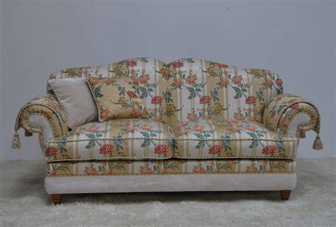 Klassisches Sofa Mit Floralem Stoff Idfdesign