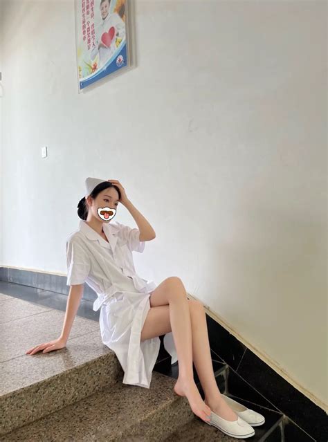 小依依 On Twitter Rt Vivian2o23 护士美不美！只能在楼道里露腿证明！