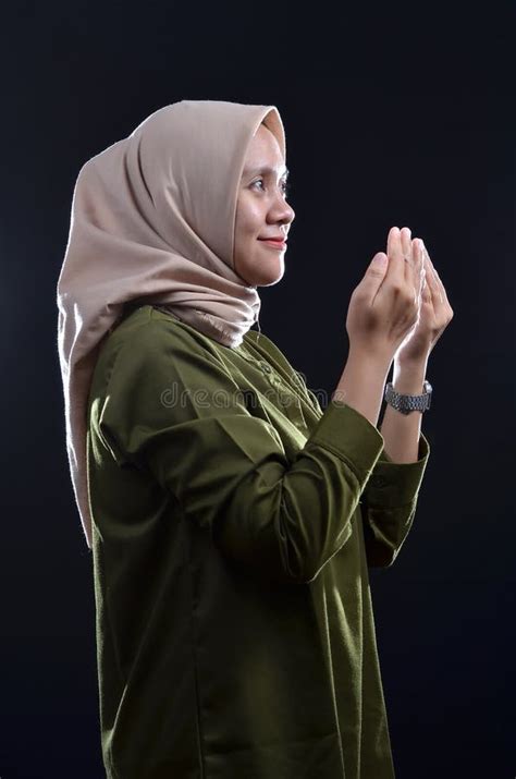 Feliz De La Joven Musulmana Usando Hiyab Rezando Y Sonriendo Imagen De
