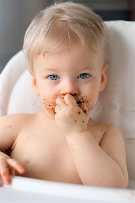 Kleinkindbabykind Das Frucht Mit Schmutzigem Unordentlichem Gesicht Isst Stockfoto Bild Von