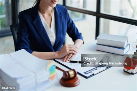 Rechts Beratungs Vertrags Vertrags Konzeptanwalt Oder Anwalt Sitzt Und