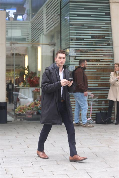 חיוך נבוך עידן רול יוצא מהקניון