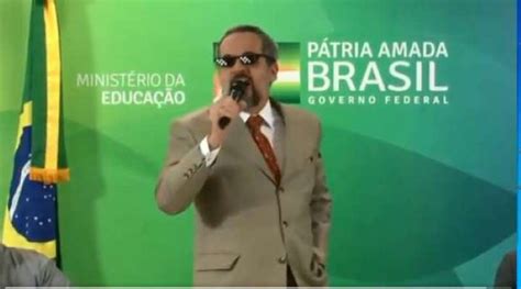 Ministro Encerra Fala Jogando Microfone E Imitando Meme
