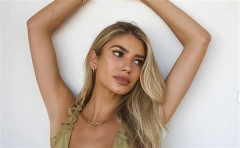 Emily Tanner Deja Ver Su Linda Figura Con Encantador Traje De Baño
