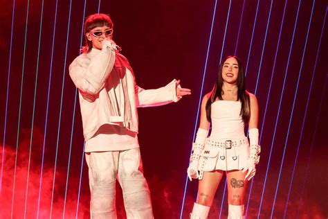 Peso Pluma Y Nicki Nicole Viven Un Romance Y Se Besan En El Escenario