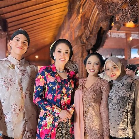 Model Blouse Motif Bunga Ala Aurelie Hermansyah Gaya Kasual Yang Elegan Cocok Untuk Usia 25