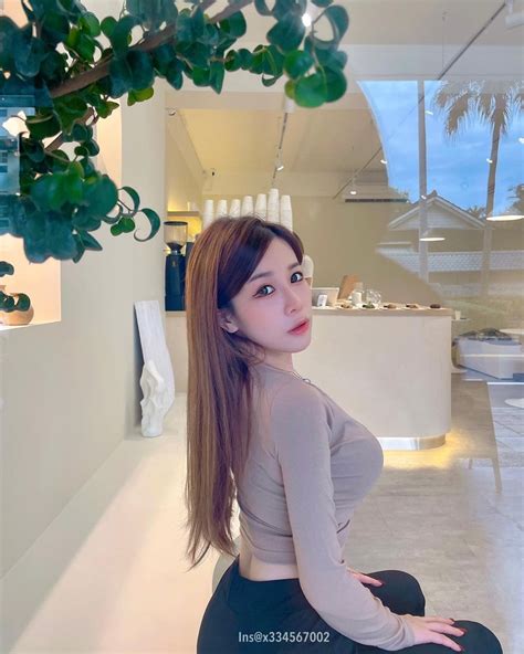 迴轉壽司驚見「巨乳正妹」大啖美食！自備「兩球白嫩糰子」坐她對面光看就飽！【ev棋牌】 Ev棋牌