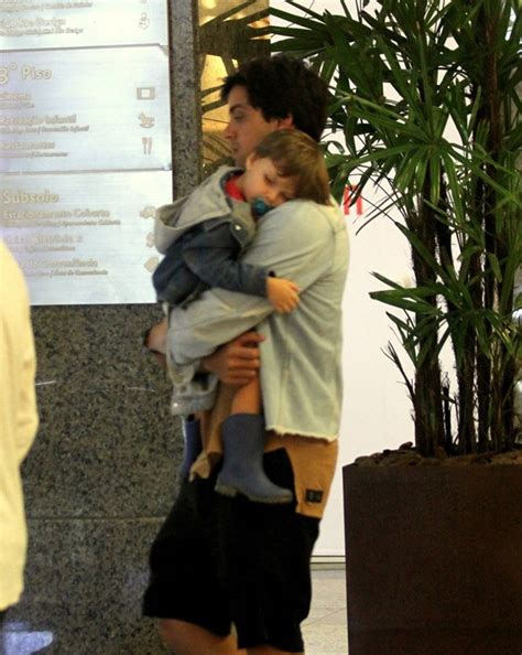 Rodrigo Simas Se Diverte Com O Sobrinho Em Shopping Quem Quem News