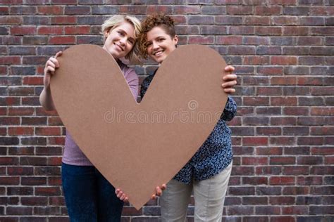 Junge Lesbische Paare Die Zufrieden Beim Ein Herz Draußen Halten