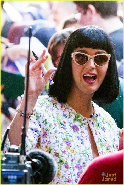 Full Sized Photo Of Katy Perry Miley Cyrus Kiss Tongue Infamous 07